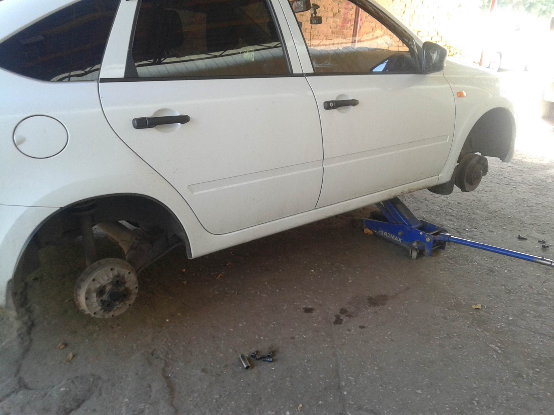 Надежность в замен на красоту!) — Lada Гранта Лифтбек (1G), 1,6 л, 2014 года | колёсные диски ...