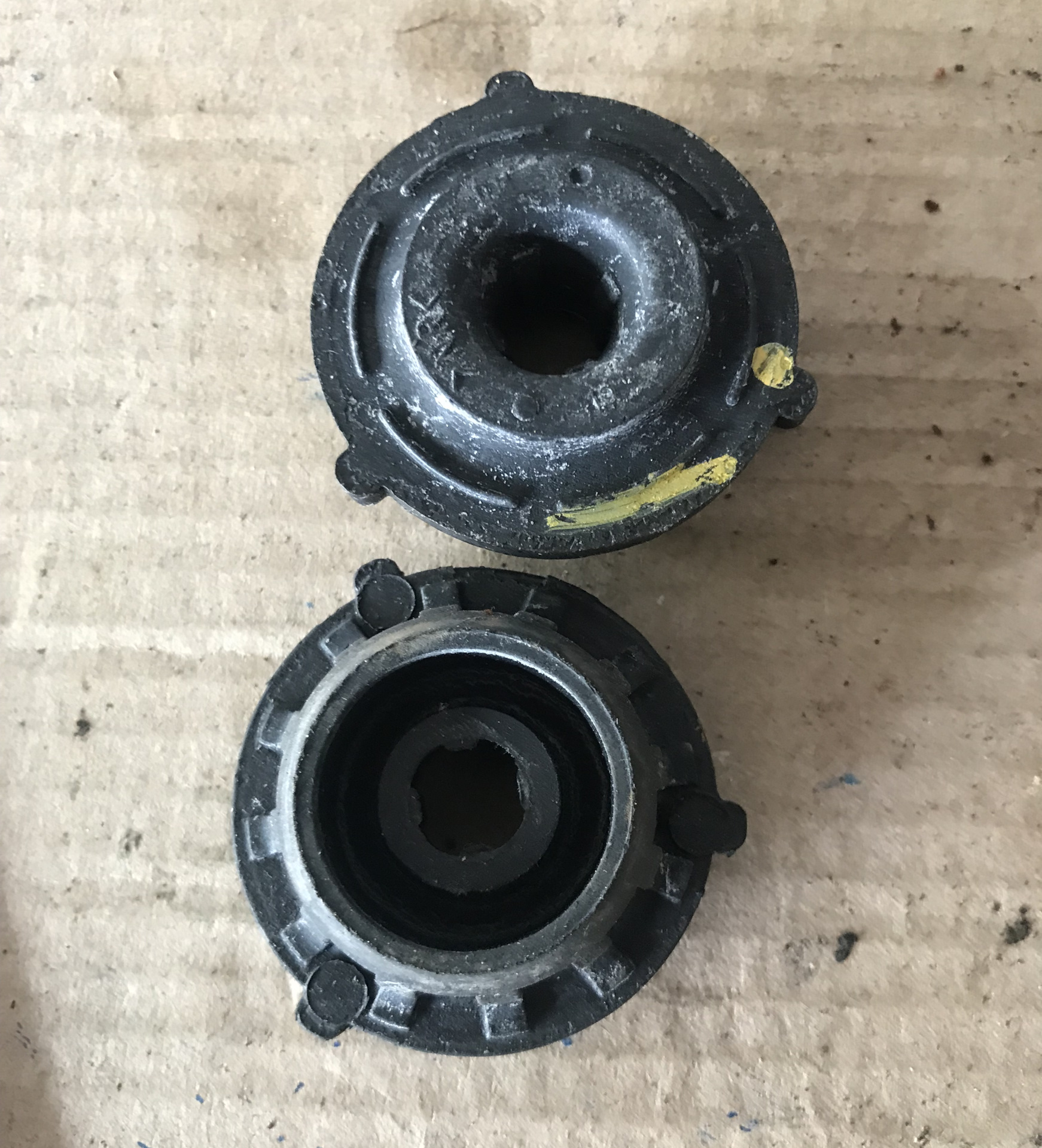 Замена верхних демпферов радиатора — Hyundai Elantra (3G), 1,6 л, 2005 ...