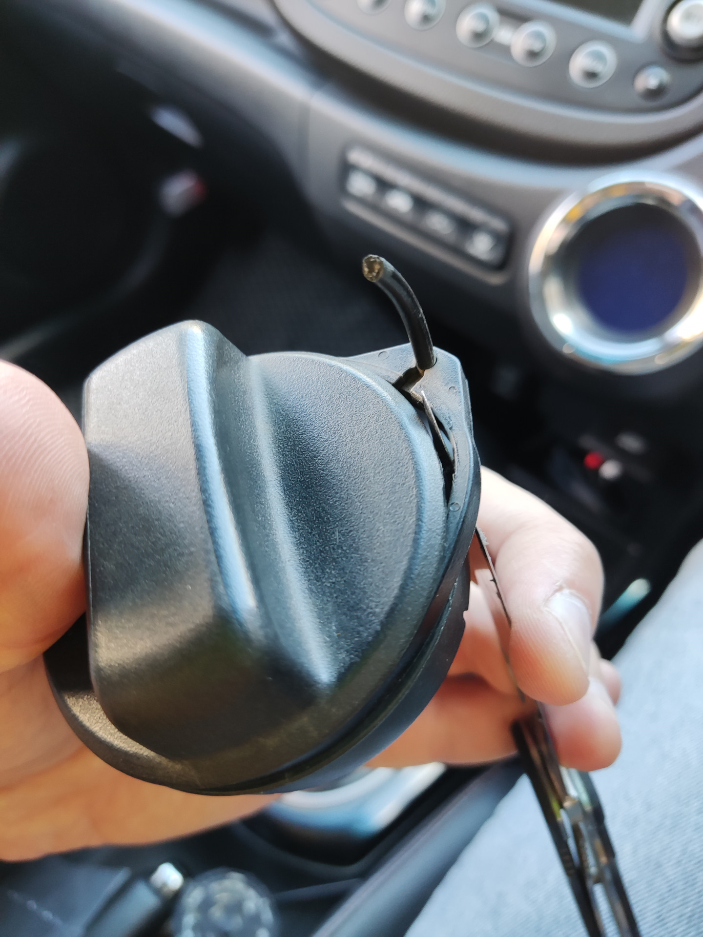 Поводок крышки бензобака — Honda Fit Shuttle (1G), 1,3 л, 2012 года ...