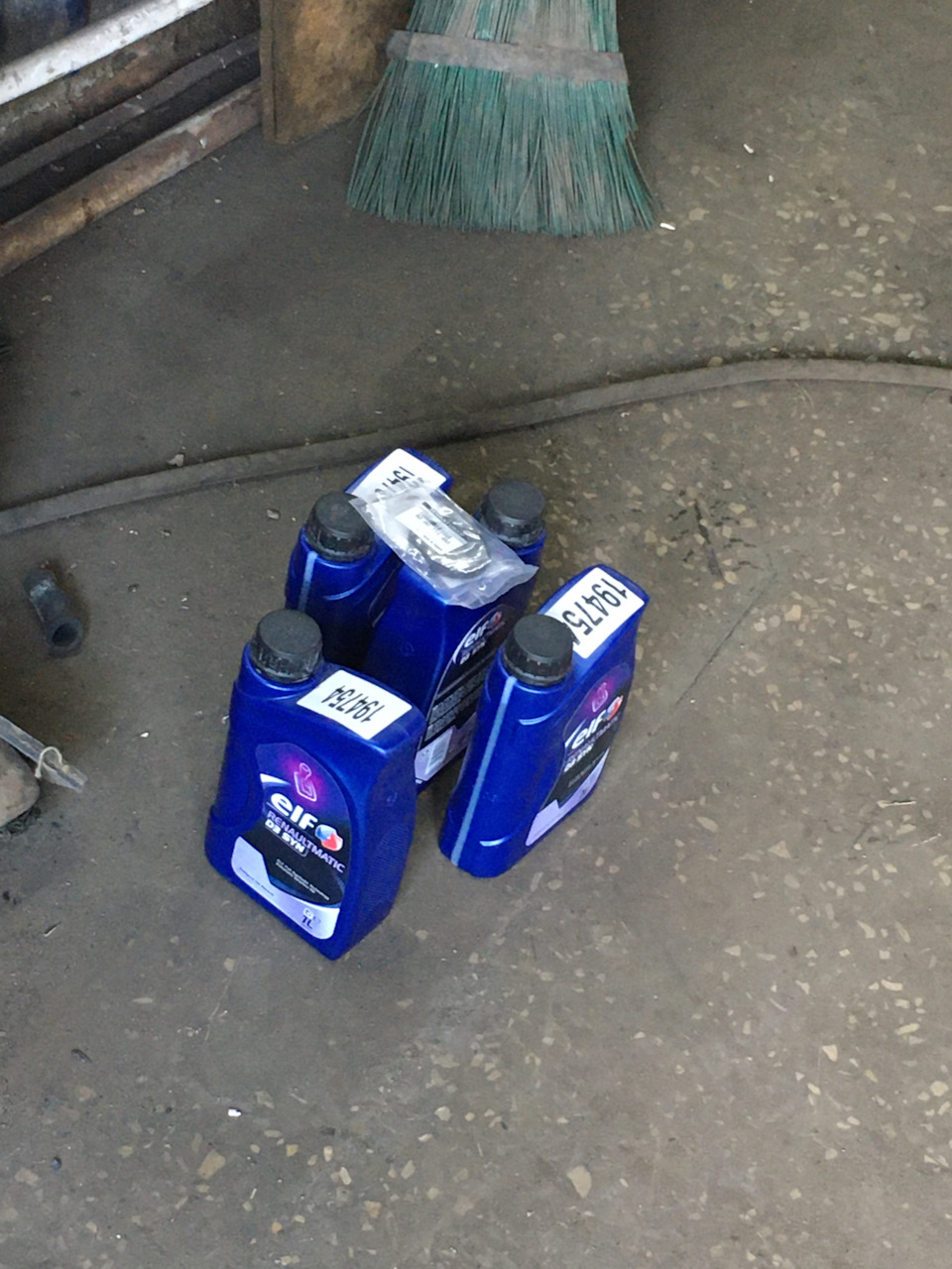 Замена масла в акпп и сальника — Renault Sandero 1G, 1,6 л, 2011 года ...