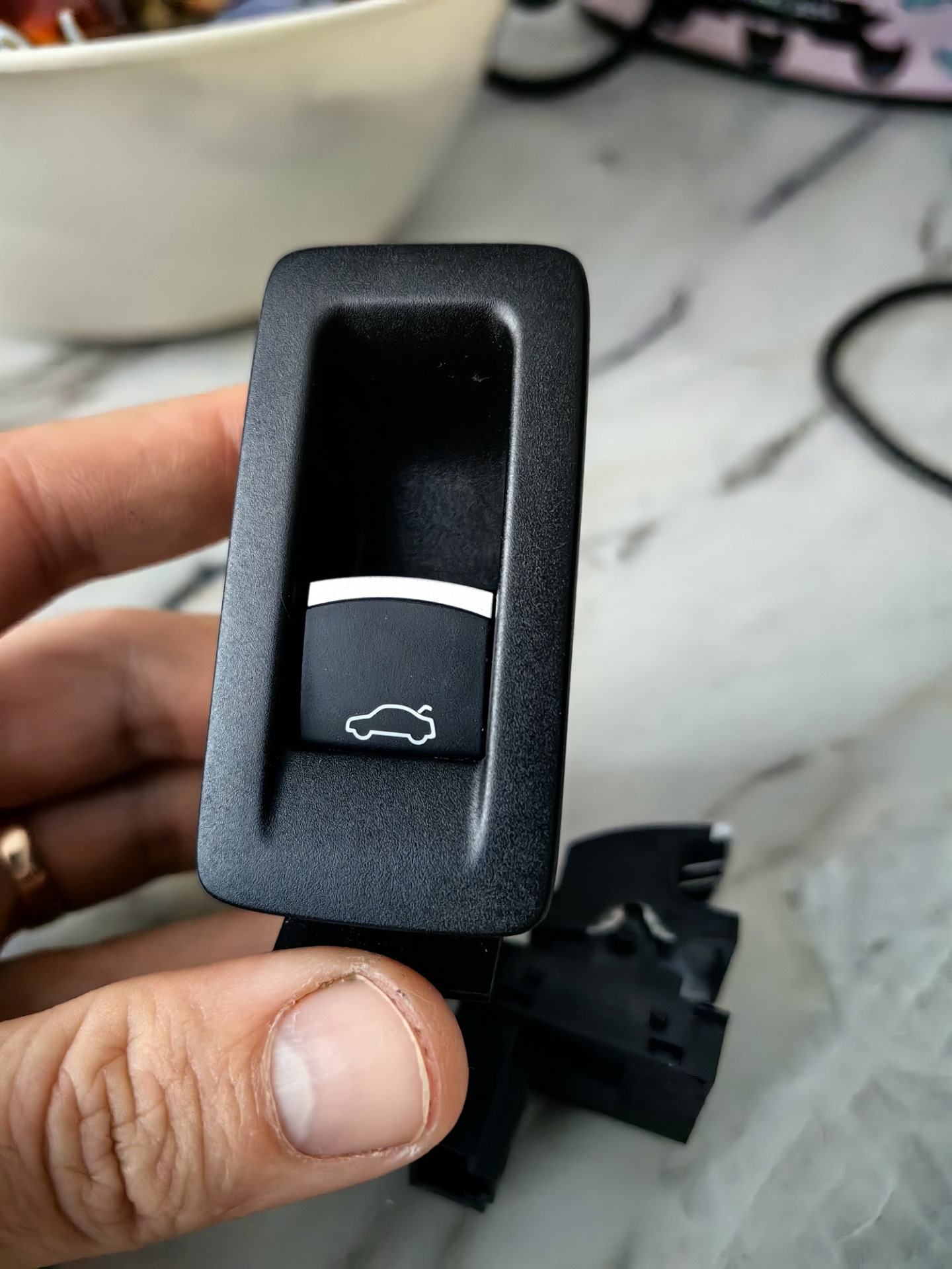 Замена кнопки открытия багажника — Volkswagen Touareg (2G), 3,6 л, 2012 ...