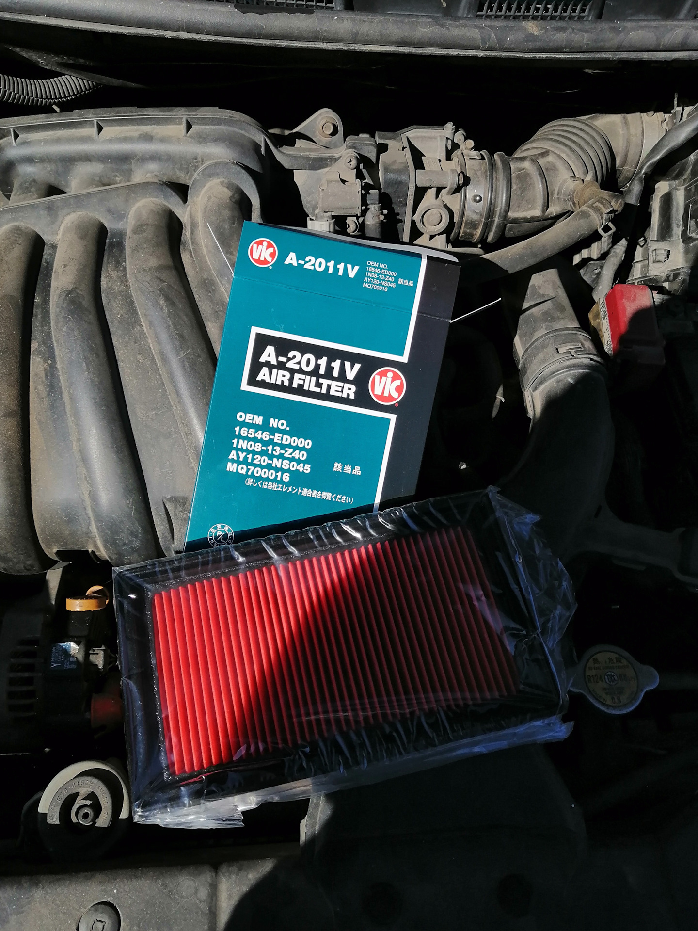 Замена воздушного фильтра — Nissan Tiida (1G), 1,5 л, 2009 года ...