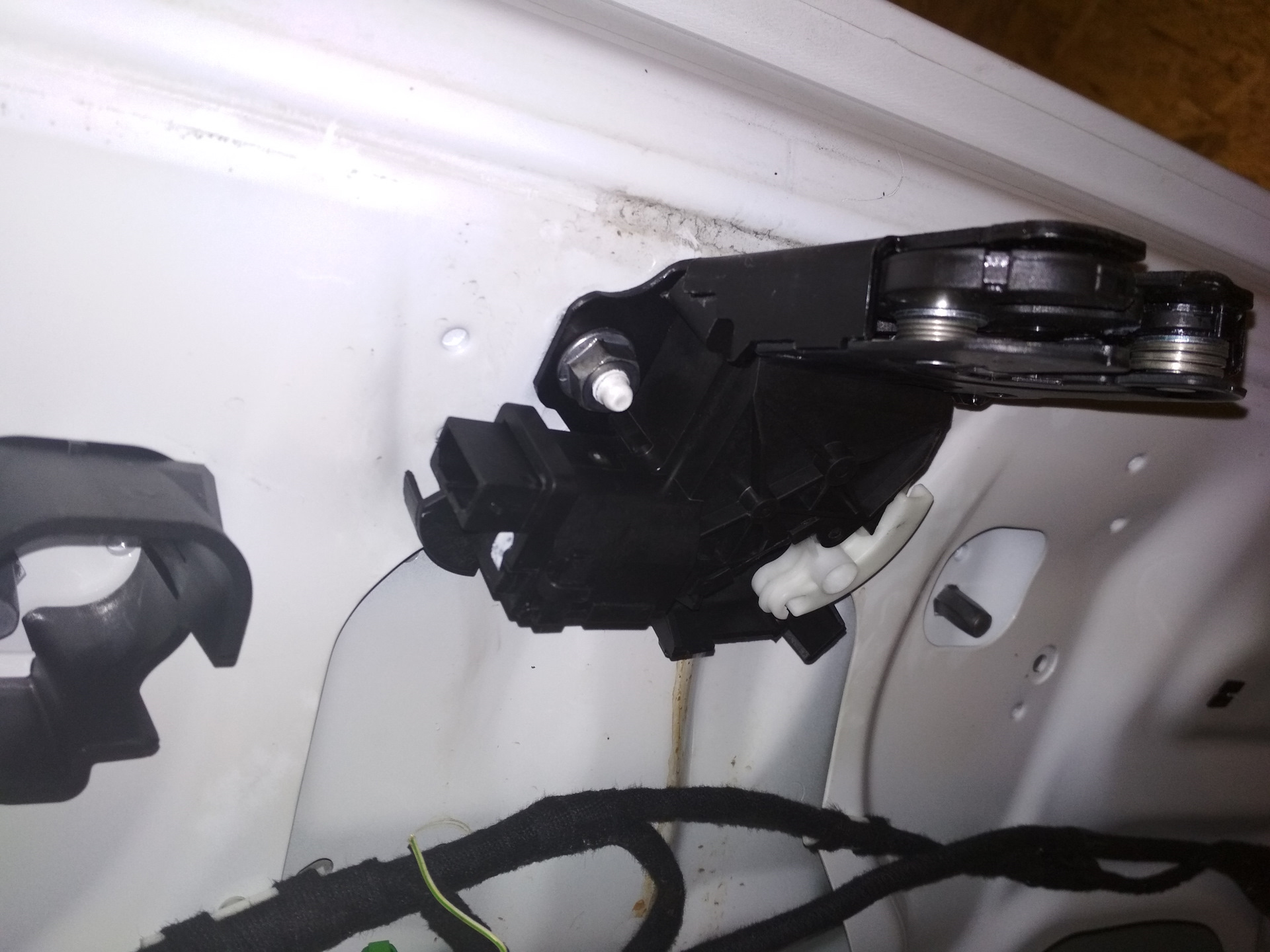 Замена замка багажника нового образца Audi Q7 4L — Audi Q7 (1G), 3 л ...