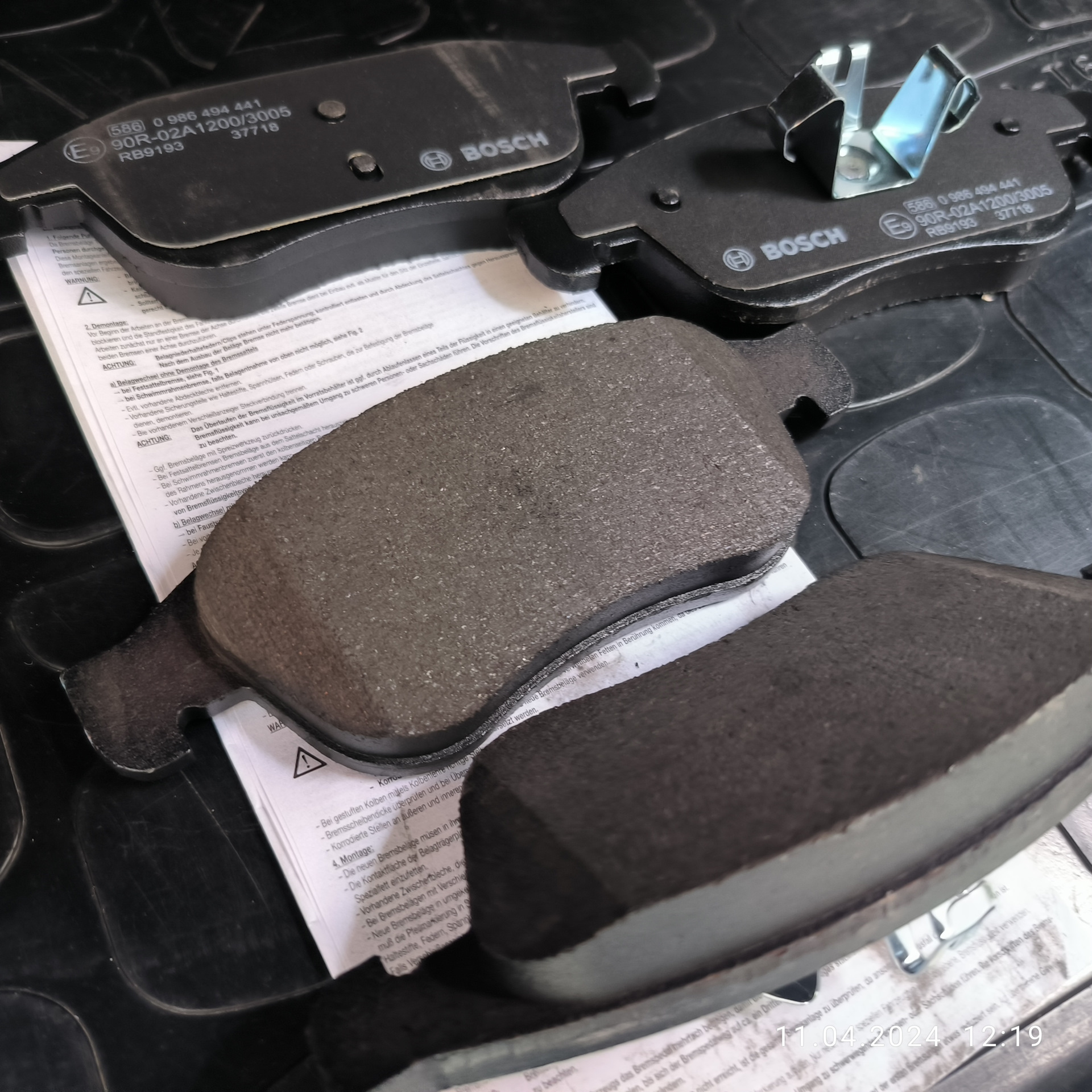 replacing front brake pads/замена передних тормозных колодок — Dacia ...
