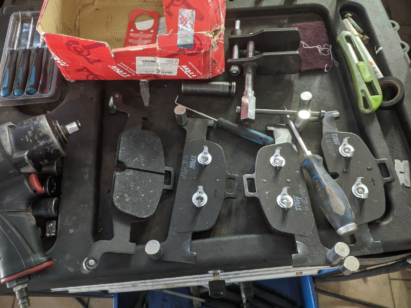 Регулировка v465, детейлинг подкапотки, замена дисков/колодок + сетка в ...