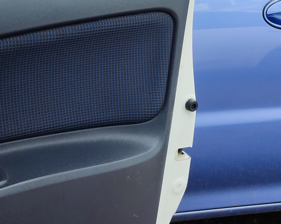 Отбойник водительской двери — Mitsubishi Colt VI, 1,3 л, 2004 года ...