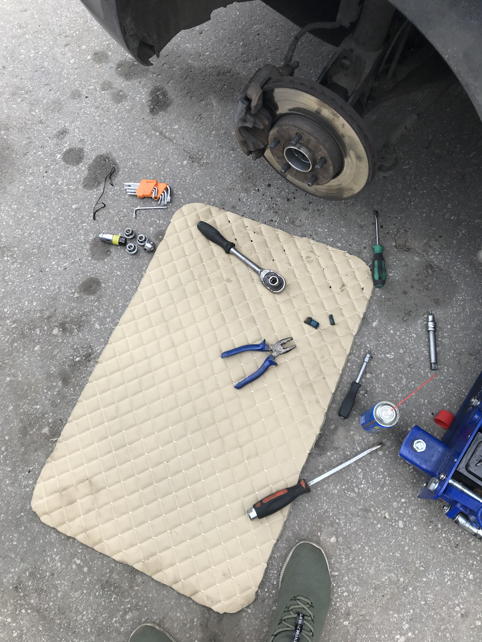 #24 Замена датчика АБС — Ford Focus Hatchback II, 1,6 л, 2009 года ...