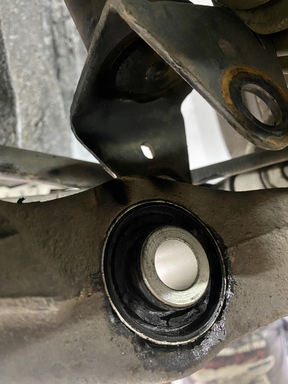 Сайлентблоки верхних рычагов X164 — Mercedes-Benz GL-Class (X164), 5,5 ...