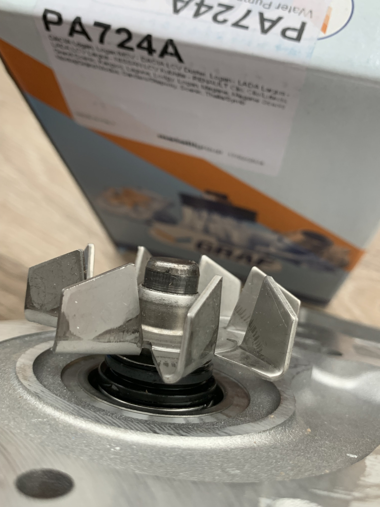 Насос водяной ( помпа ), Renault / Nissan / Lada . K4M / K4J . 210105707R / 210100753R / Valeo ...