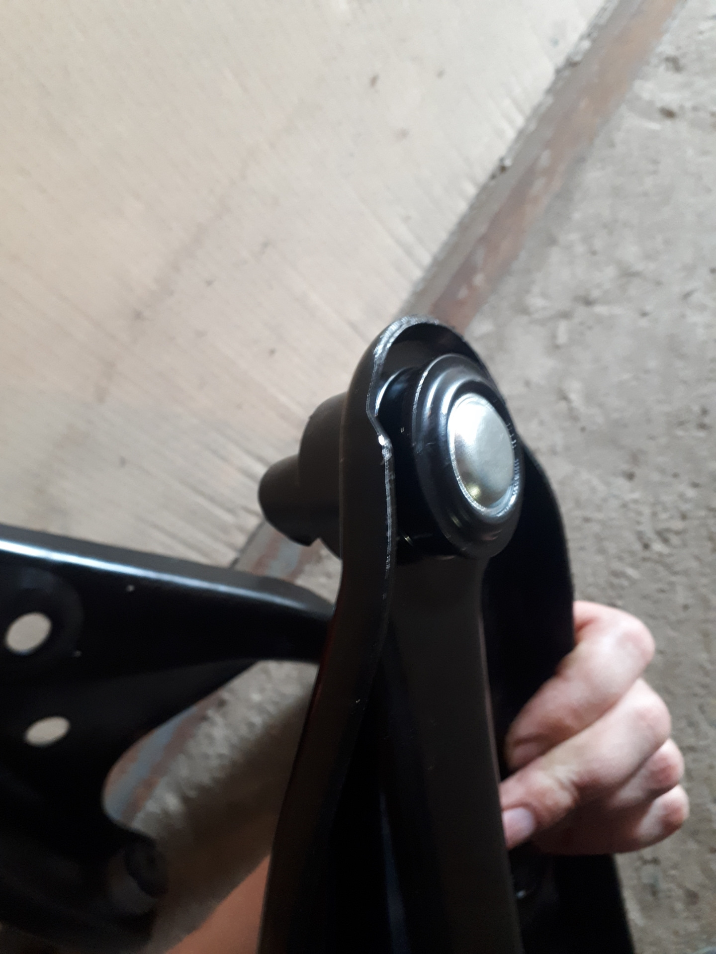 Замена рычагов в сборе, рулевых наконечников, опорных подшипников ...