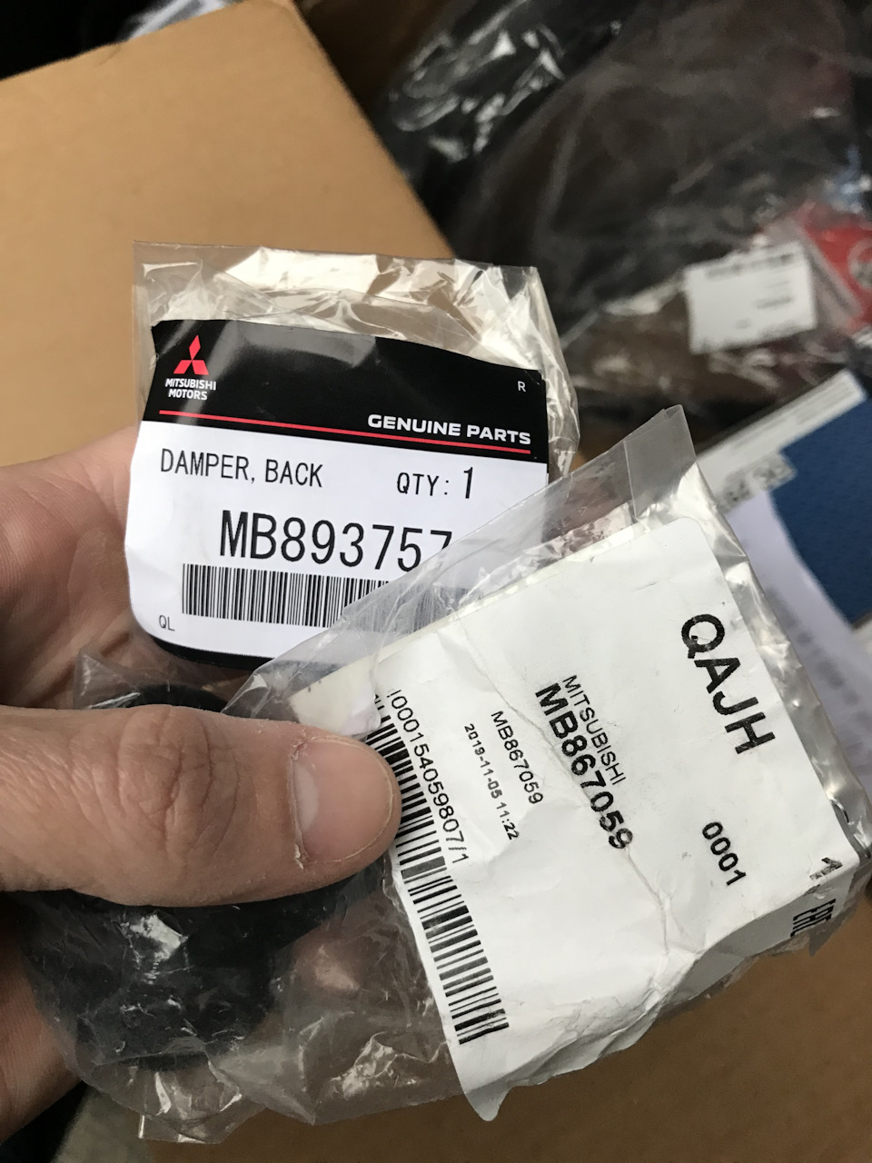 MB893757 Демпфер багажной двери Mitsubishi | Запчасти на DRIVE2