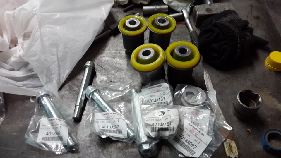 4013A082 БОЛТ НИЖНЕГО РЫЧАГА ПЕРЕДНЕЙ ПОДВЕСКИ V78W V98W Mitsubishi ...