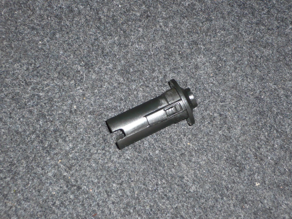 Замена активатора открывания лючка бензобака — Toyota Avensis II, 1,8 л ...