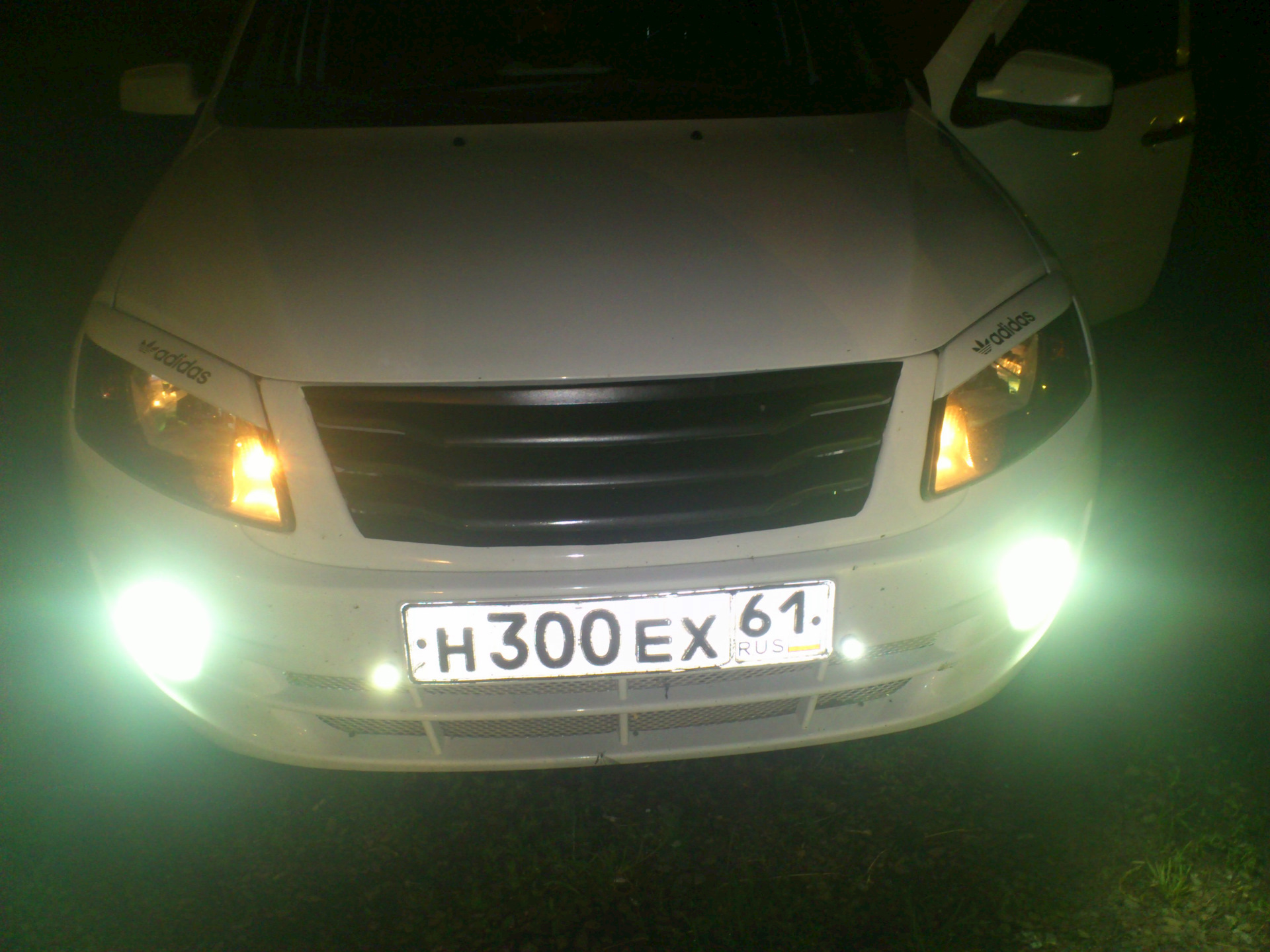 Подсветка под ноги, рядом с номером решил глазки приклеить. — Lada ...