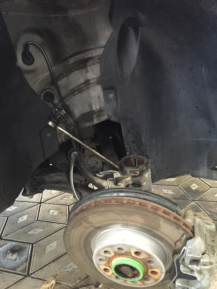 Передние стойки. — Volkswagen Passat (US) (1G), 2,5 л, 2012 года ...