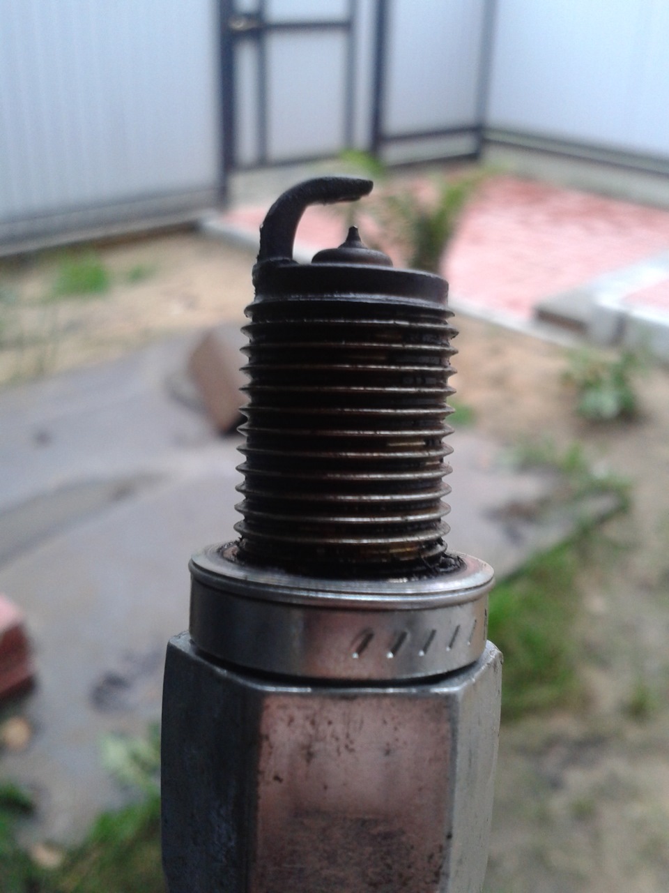 Проверка и замена свечей зажигания — Mitsubishi Lancer X, 2 л, 2009 ...