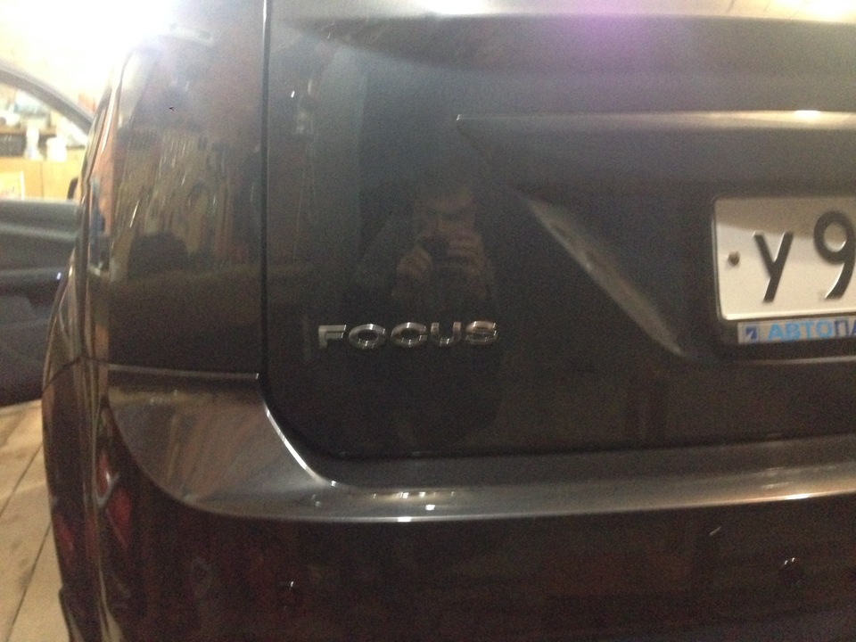 Фонарь заднего хода и шильдик — Ford Focus Hatchback II, 2 л, 2010 года ...