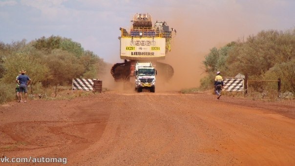 В Австралии, чтобы перевезти огромный экскаватор Liebherr R996B на ...