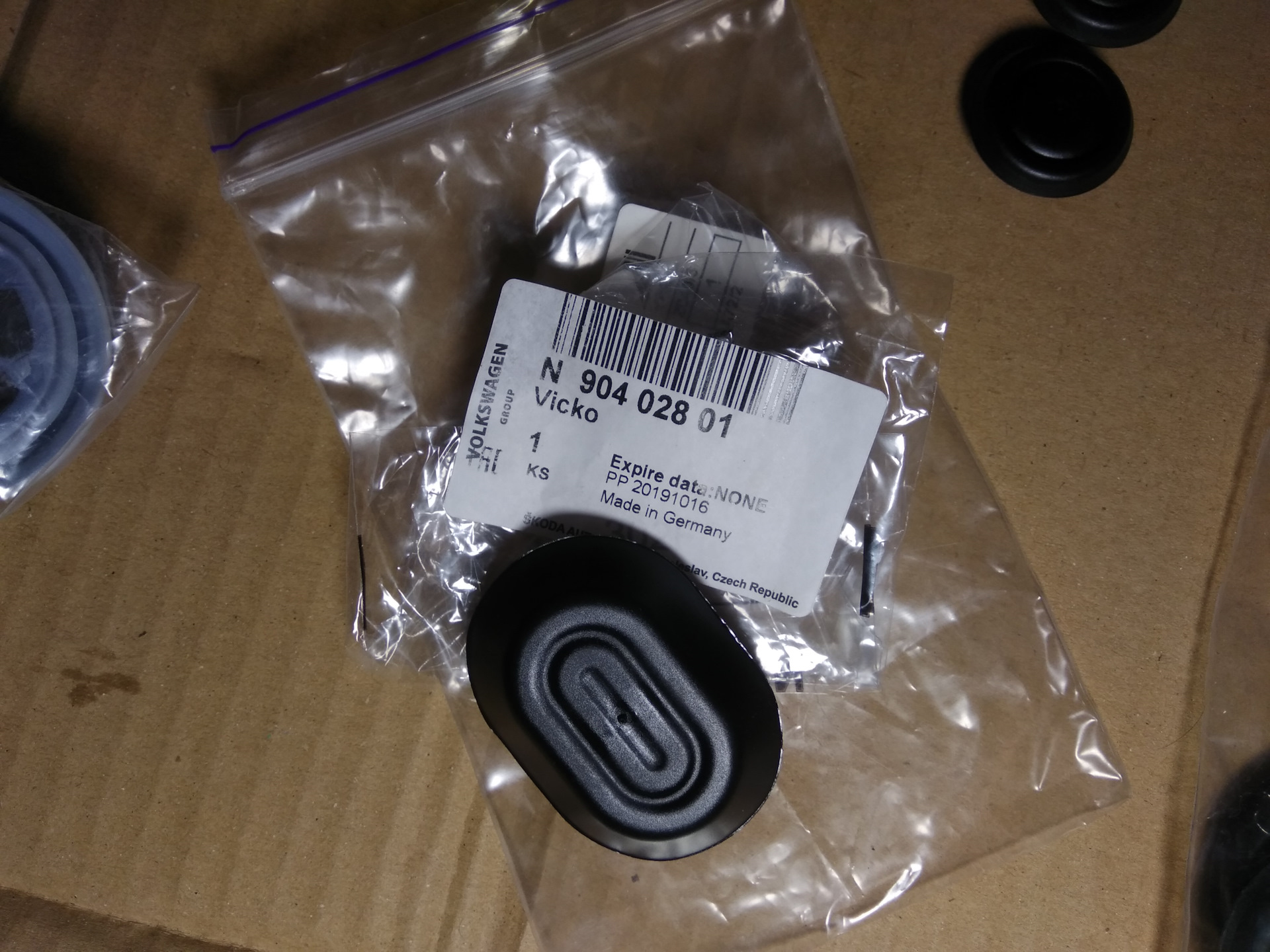 Пробки днища — Skoda Octavia A4 Mk1, 2 л, 2000 года | запчасти | DRIVE2