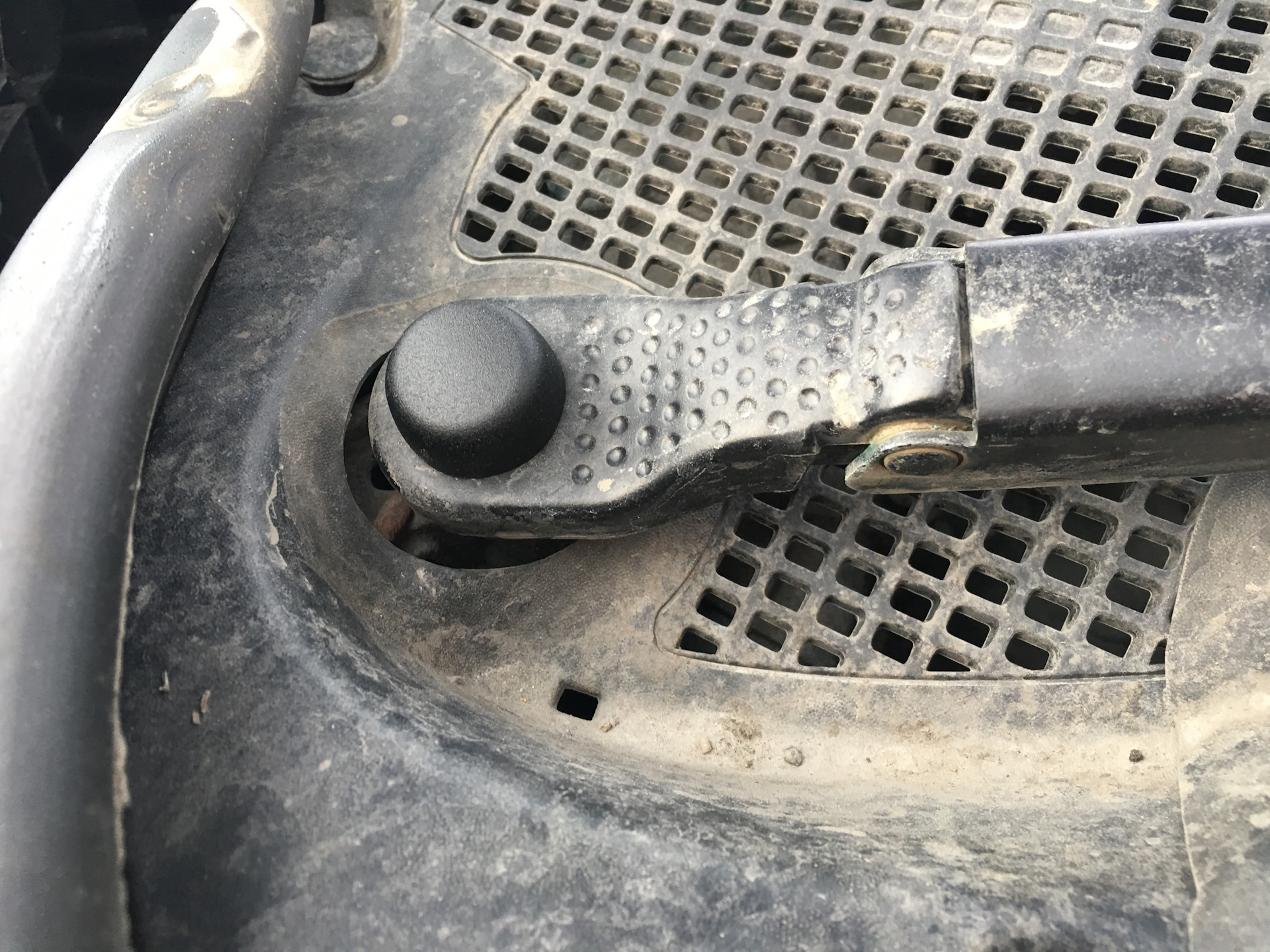 заглушка поводка дворника и немного клипс — Renault Grand Scenic III, 1 ...