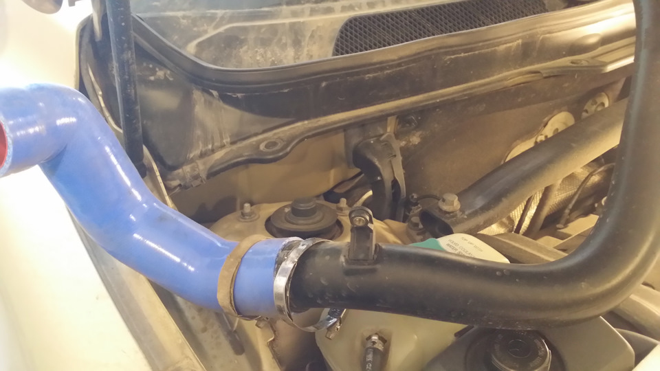 Силикона много не бывает :) Замена патрубка 31261369. — Volvo XC90 (1G ...