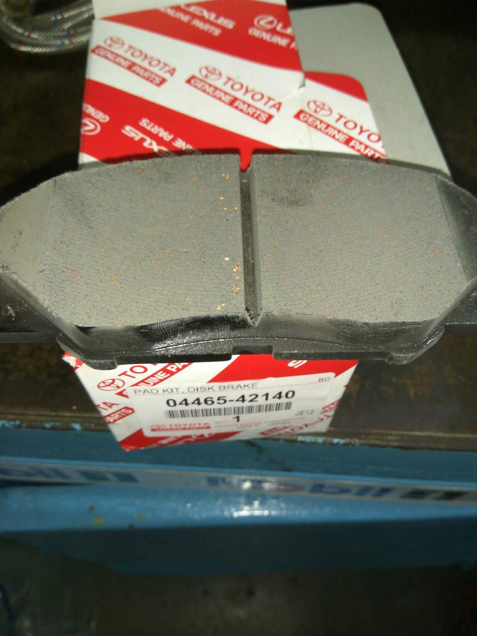 замена колодок передних (отличные колодки) — Toyota RAV4 (III), 2 л ...