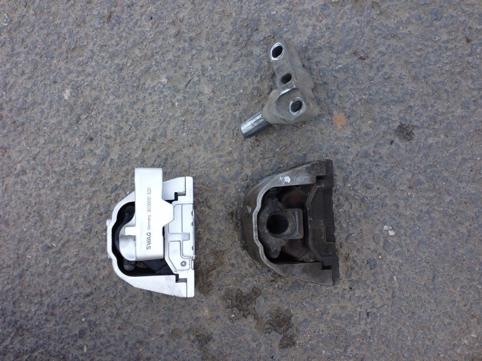 Опора двигателя + колодки — Volkswagen Bora (1G), 1,6 л, 2000 года ...