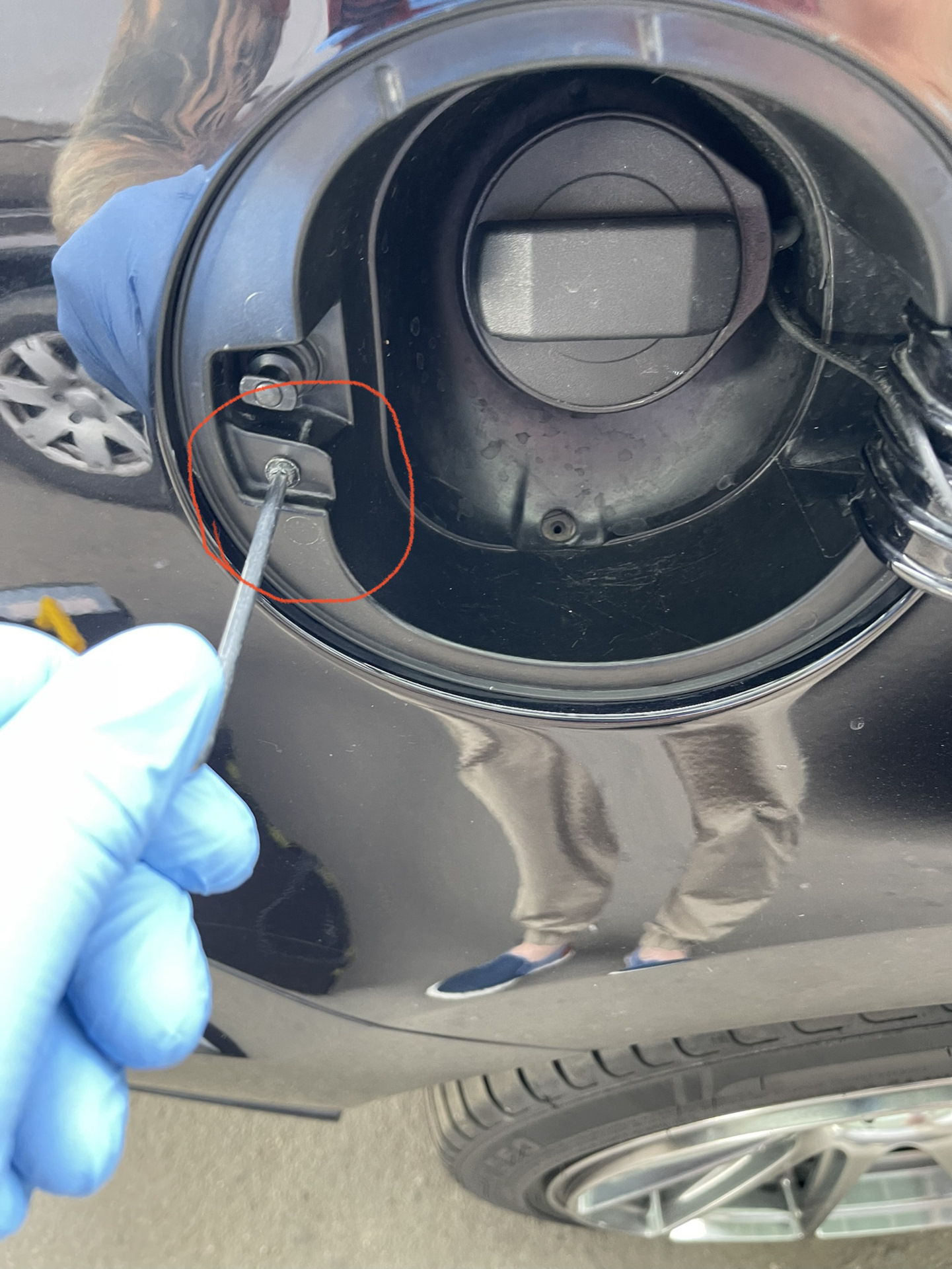 Замена замка лючка бензобака — Volkswagen Polo Sedan, 1,6 л, 2018 года ...