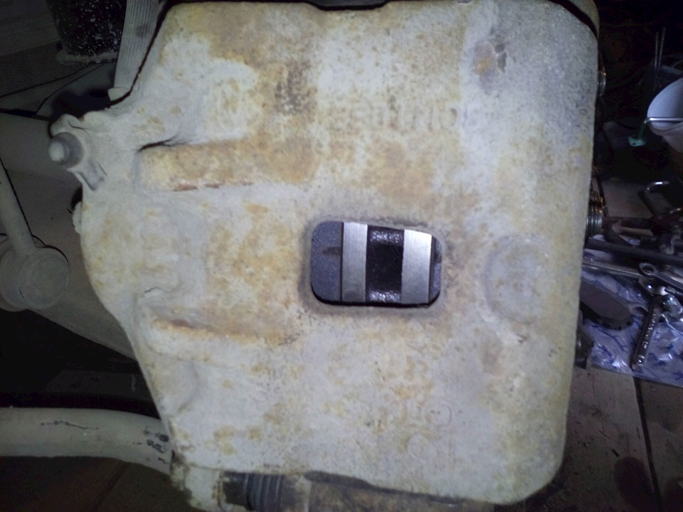 Замена передних тормозных дисков и колодок — KIA Magentis II, 2 л, 2007 ...