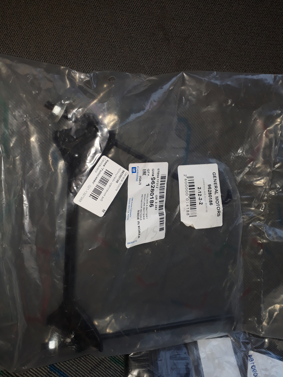 96280186 КРОНШТЕЙН КРЕПЛЕНИЯ АККУМУЛЯТОРНОЙ БАТАРЕИ К КУЗОВУ В КОМПЛ. С ...