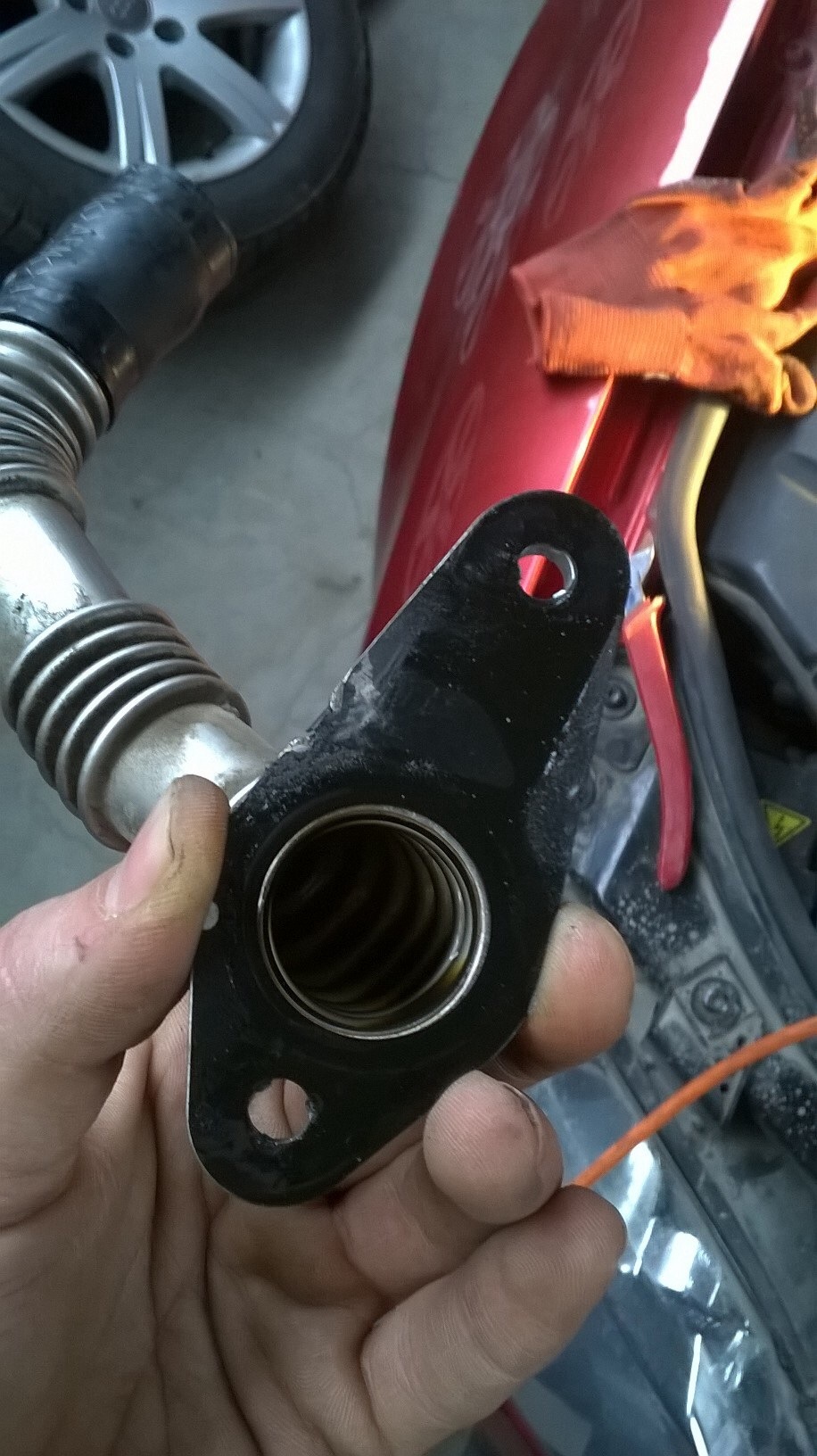 Замена клапана вентиляции картерных газов (PCV) 06F 129 101 R — Audi A4 ...