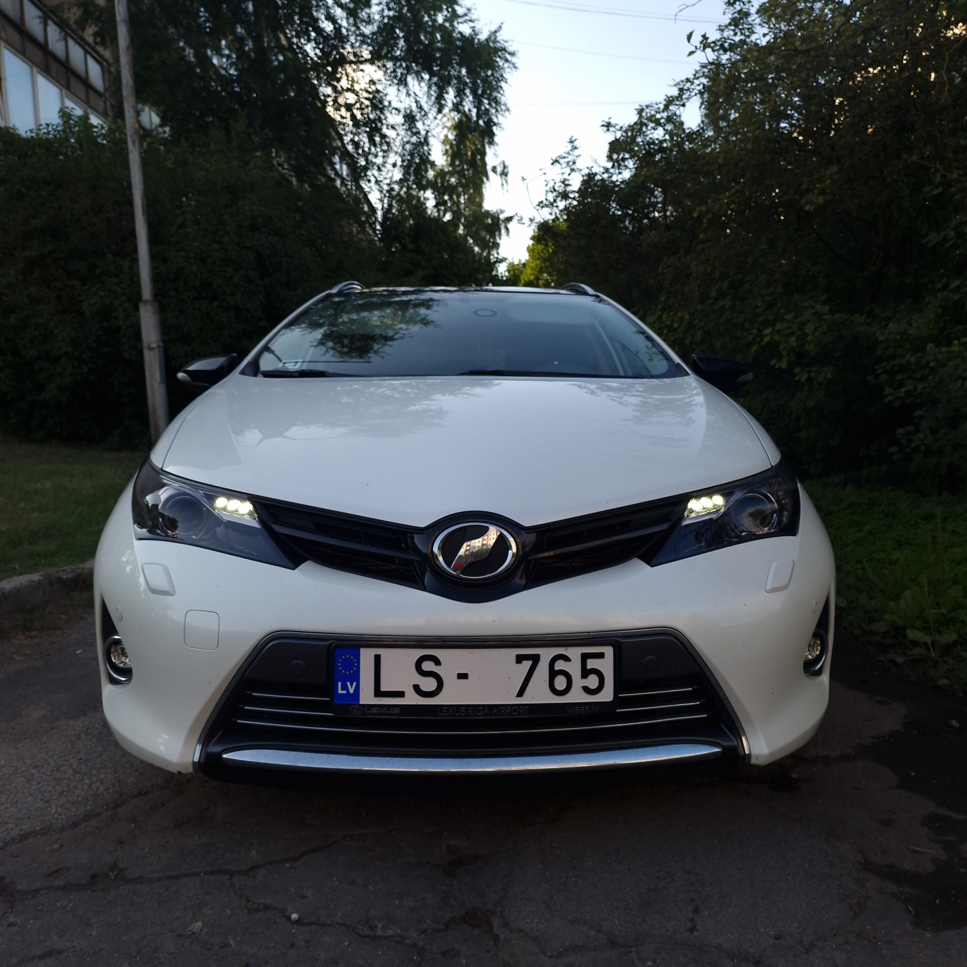 Тонировка фар 30% + нижняя губа в чёрный ppf — Toyota Auris (2G), 1,8 л, 2013 года | тюнинг | DRIVE2