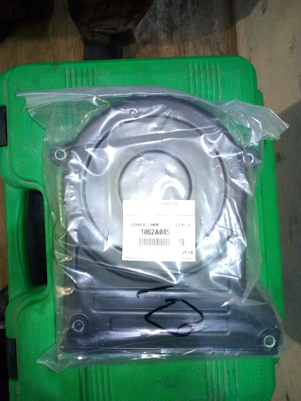 1062A045 Крышка ремня ГРМ, верхняя Mitsubishi | Запчасти на DRIVE2