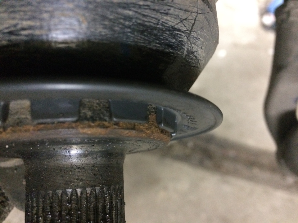 Пыльники ступичных подшипников — Volvo S40 (2G), 2 л, 2010 года ...