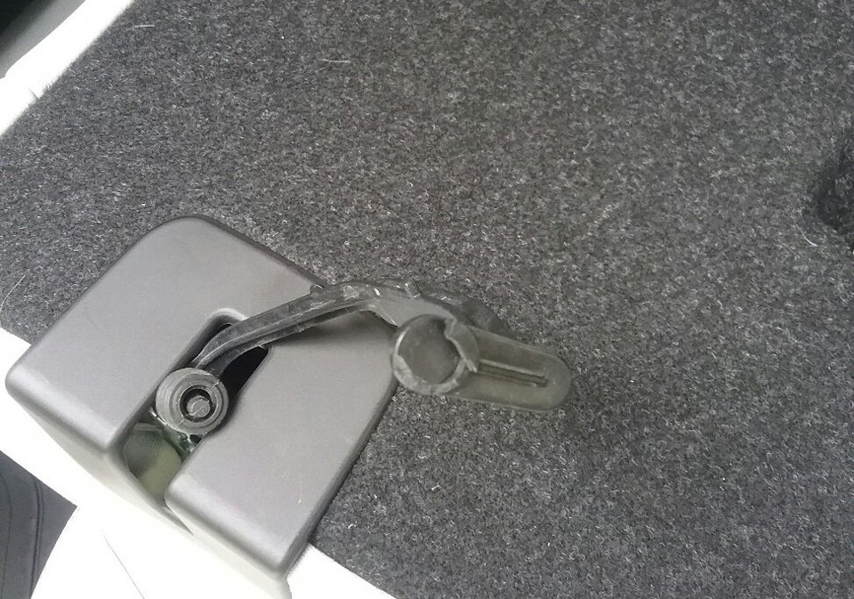 Попытка починить лючок бензобака — BMW 1 series (F20), 1,6 л, 2012 года ...