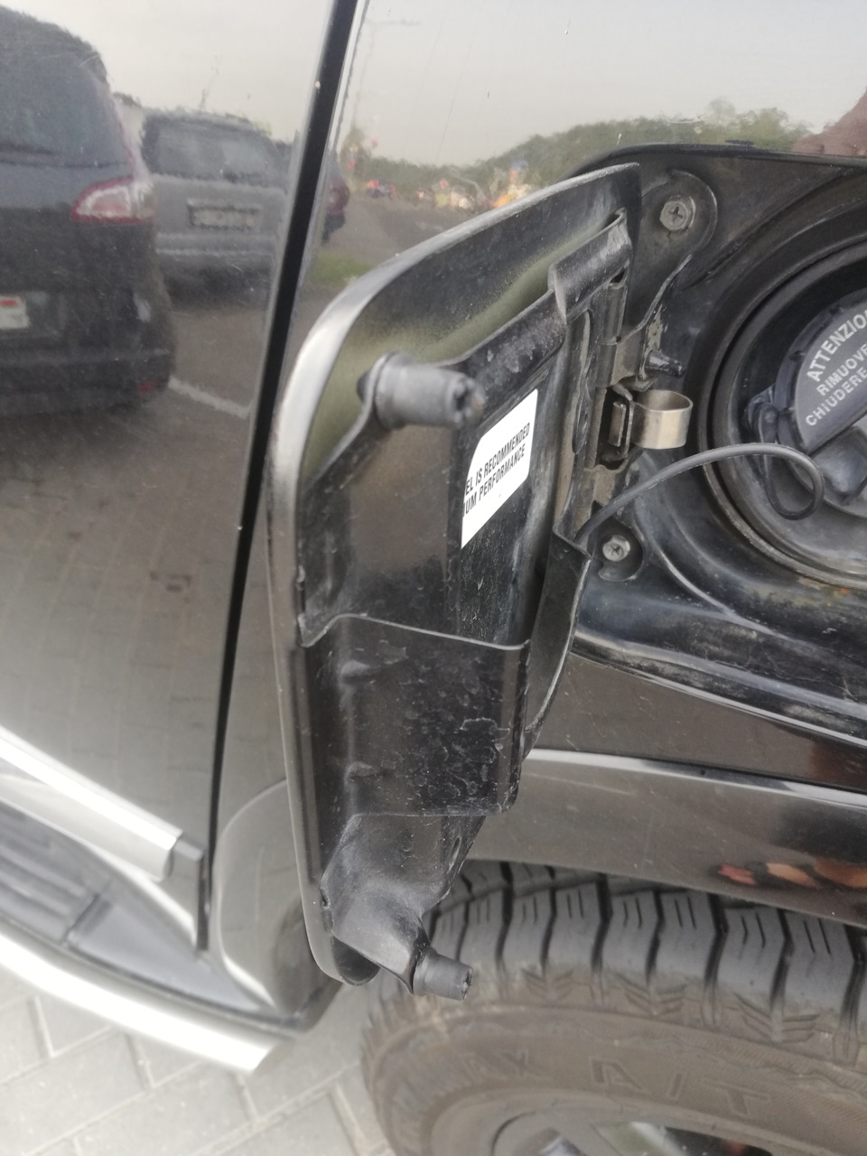 Резинки лючка бензобака — Infiniti QX56 (1G), 5,6 л, 2008 года ...