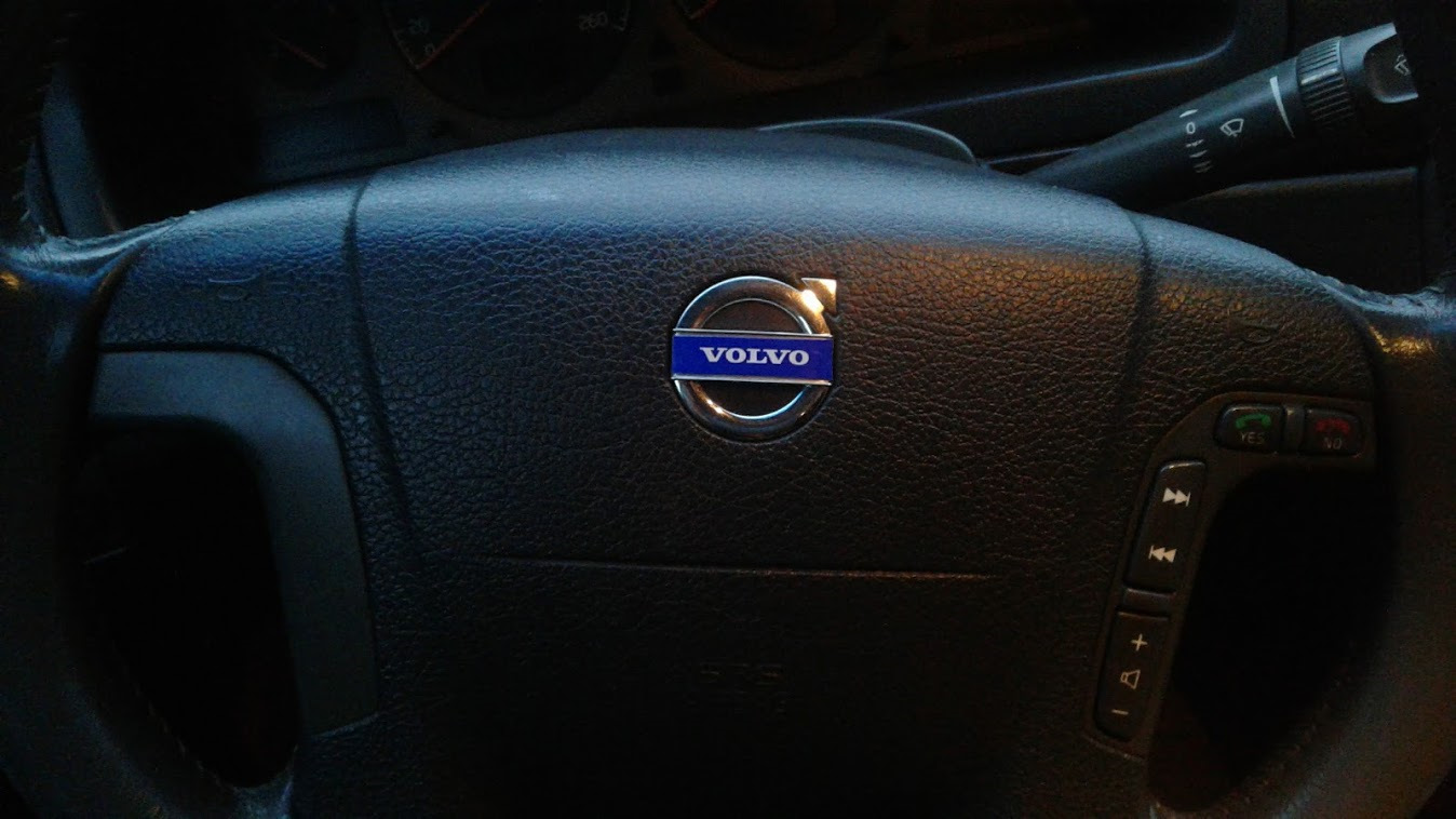 Значок в руль, нестандартное решение! — Volvo S80 (1G), 2,4 л, 2002 ...