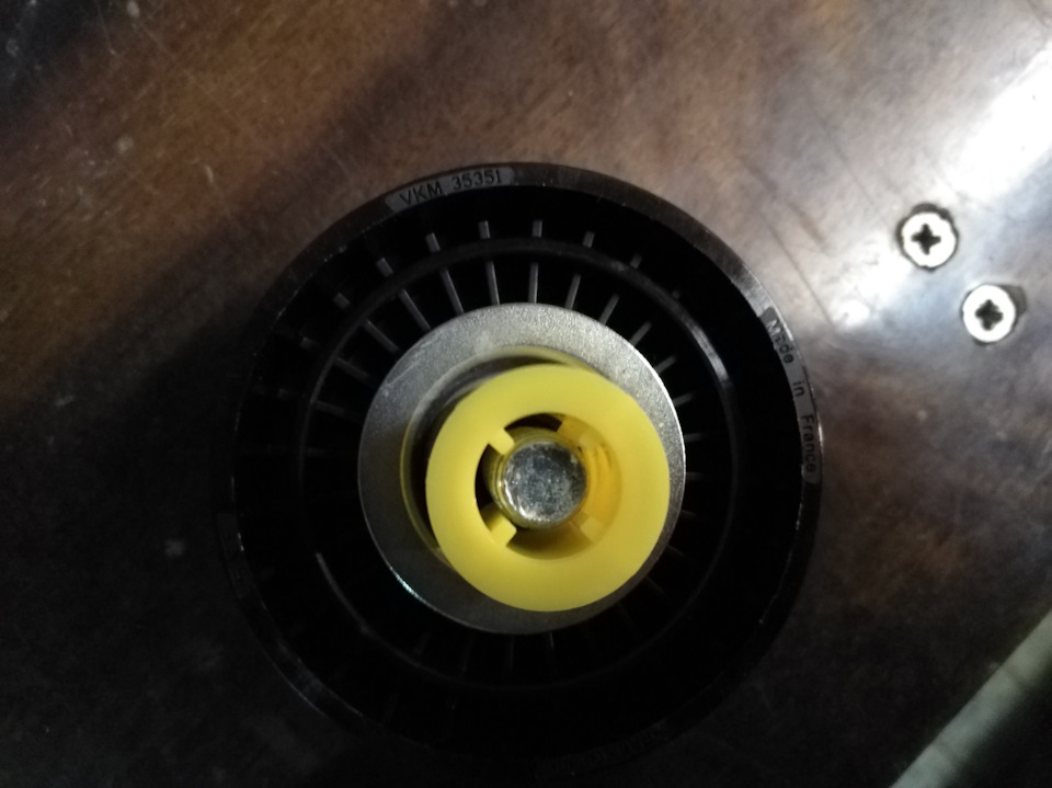 VKM35351 Паразитный / ведущий ролик, поликлиновой ремень SKF | Запчасти ...