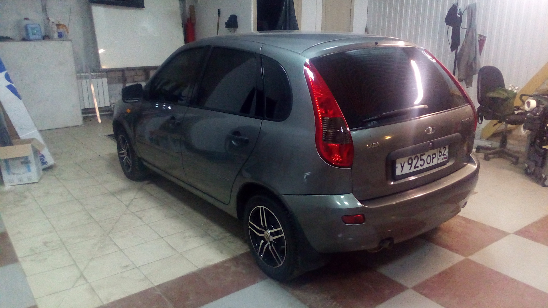 Стойки в глянец — Lada Калина Хэтчбек (1G), 1,6 л, 2010 года | тюнинг ...