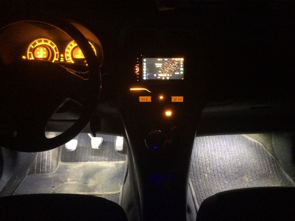 Немного колхоза или подсветка ног — Toyota Auris (1G), 1,6 л, 2008 года ...
