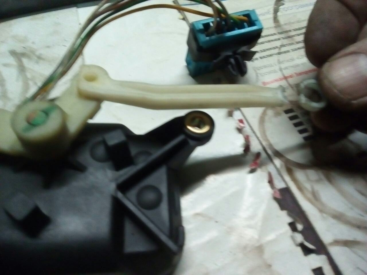 Ремонт центральной заслонки климат-контроля — Audi A6 (C4), 2,6 л, 1996 ...