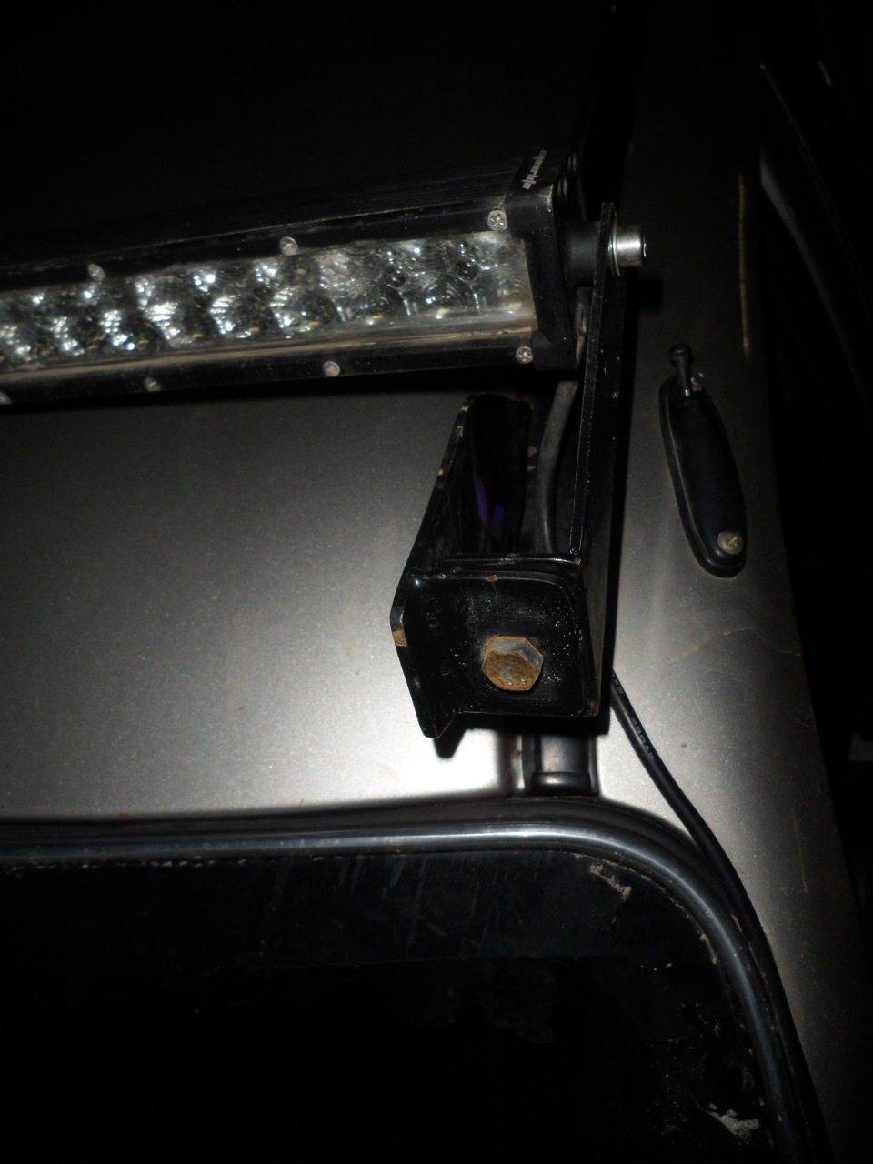 крепление под люстру — Mitsubishi L200 (3G), 2,5 л, 2005 года ...