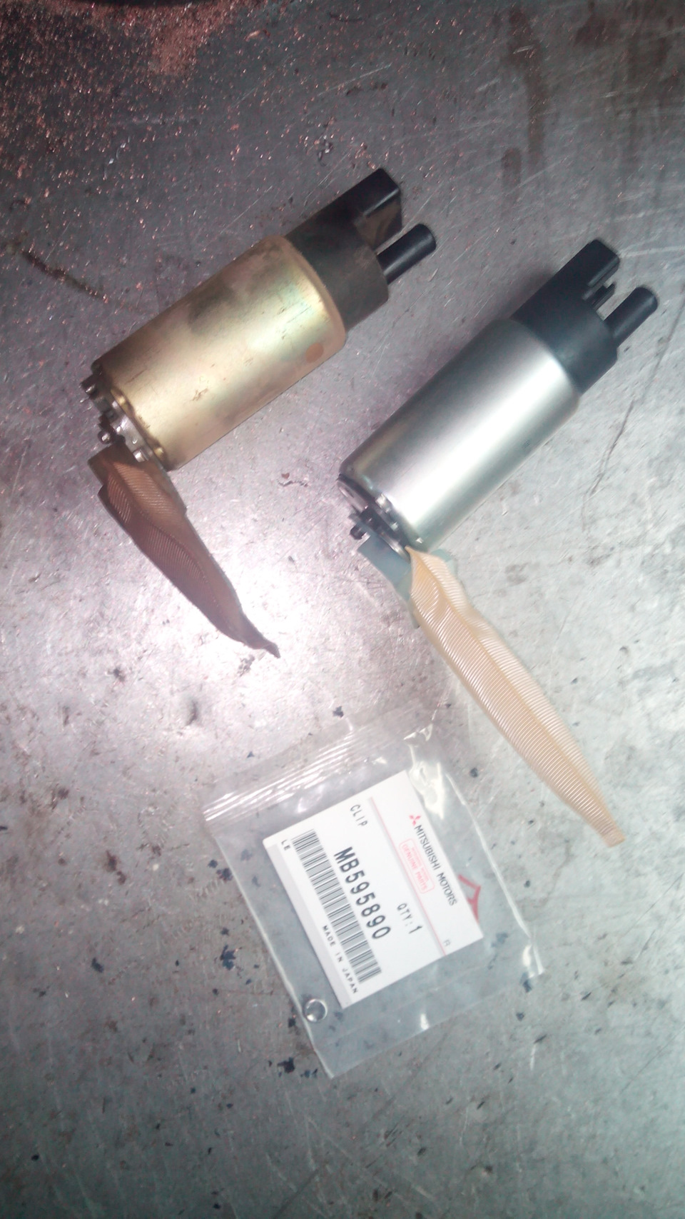 MB595890 Зажим топливного бака Mitsubishi | Запчасти на DRIVE2