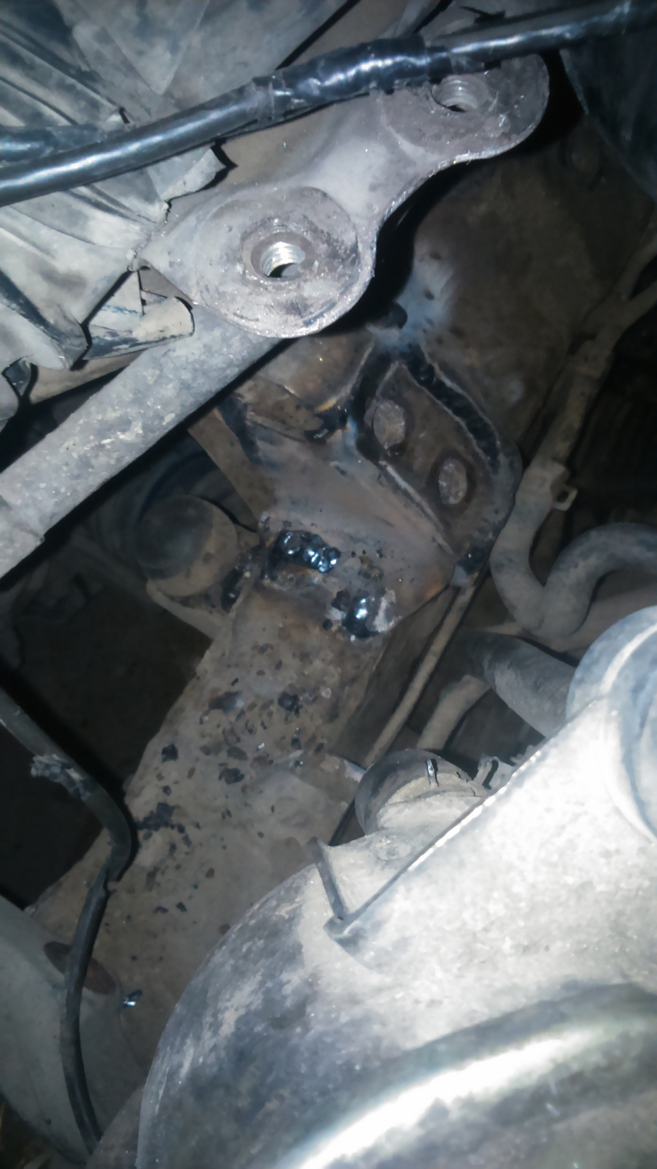 Заварили крепление верхнего рычага — Toyota HiAce (H100), 3 л, 1996 ...