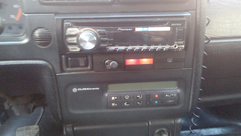 горят две лампочки АБС и Srs — Volkswagen Passat B4 1 8 л 1996 года
