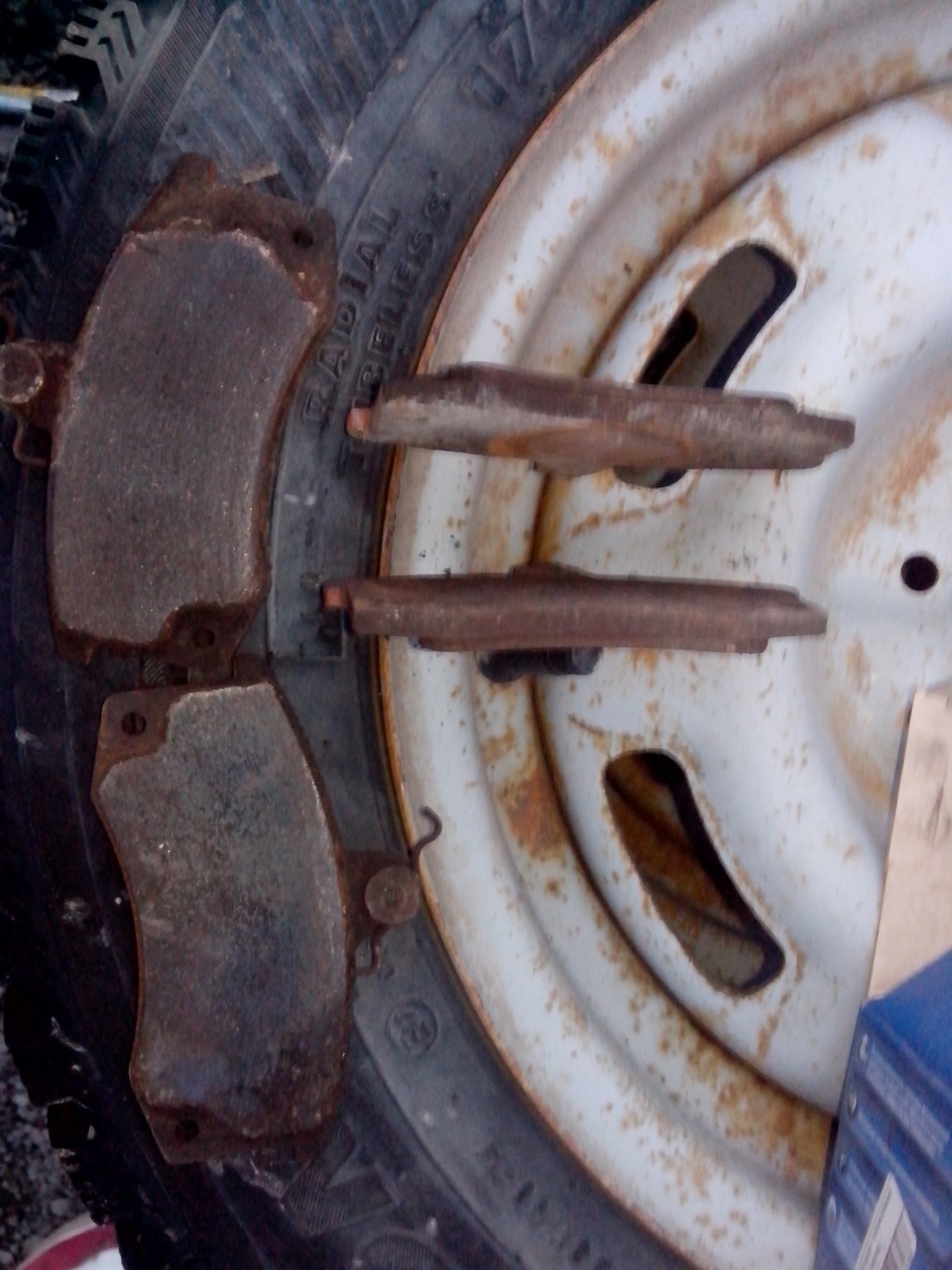 замена тормозных колодок — Nissan Primera (P11), 2 л, 1998 года ...