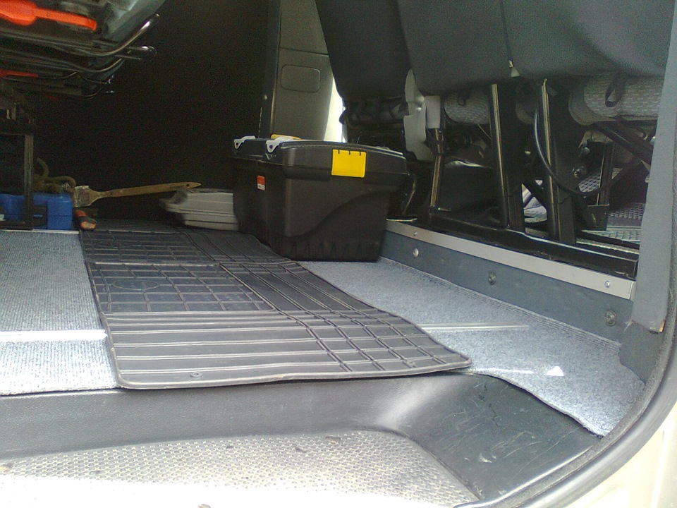 Ковролин на пол в заднюю часть салона. — Opel Vivaro (1G), 2 л., 2006 ...