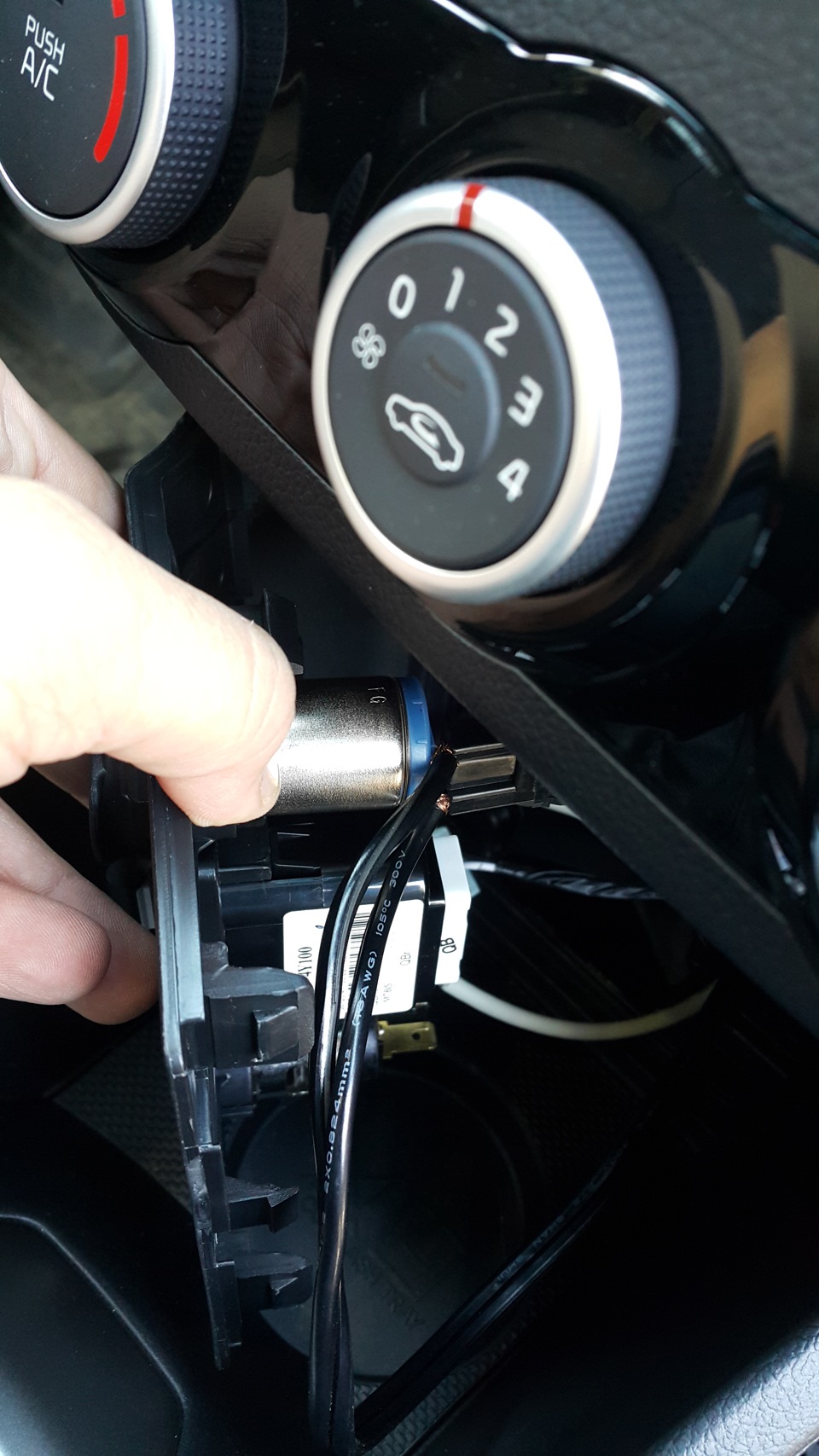 Убираем штекер провода регистратора с видного места — KIA Rio (3G), 1,6 ...