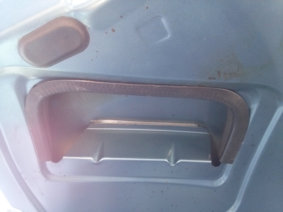 Резинка под капот и в багажник — Renault Logan (1G), 1,6 л, 2013 года ...