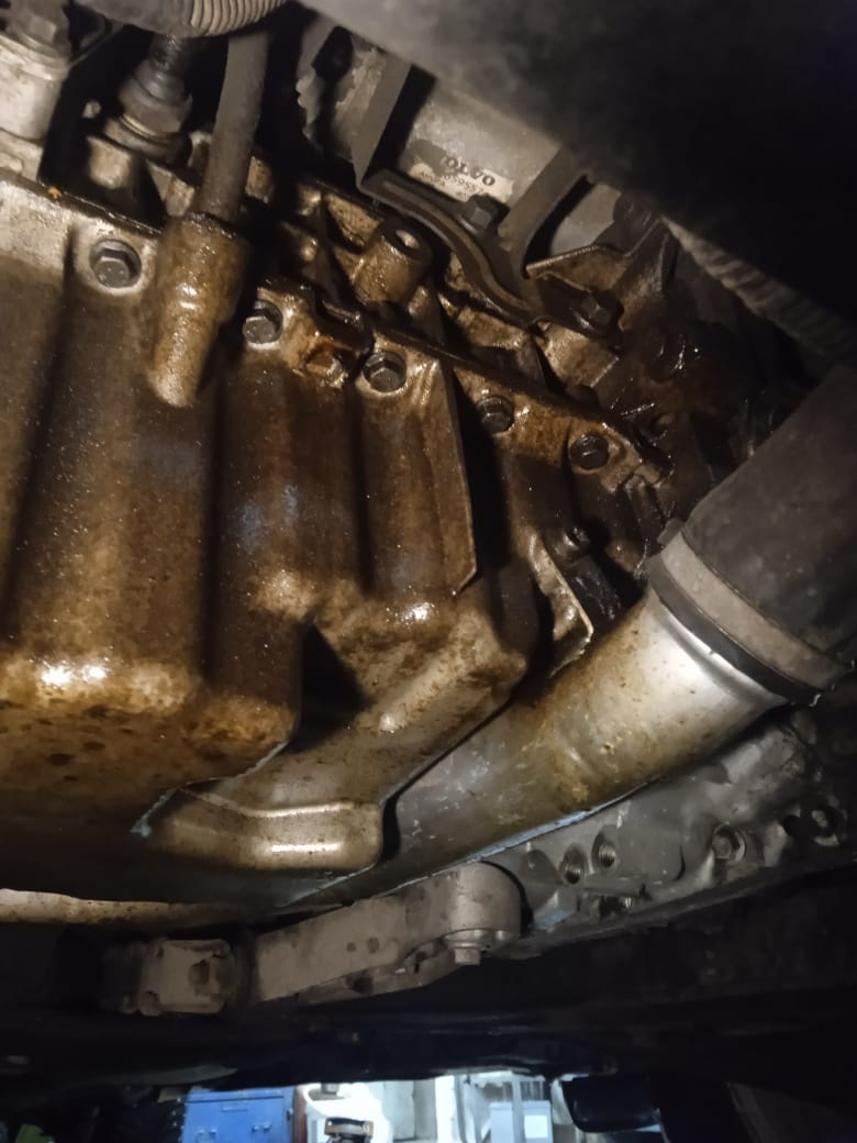 Течь масла из под плиты коленвала — Volvo XC60 (1G), 2,5 л, 2014 года ...